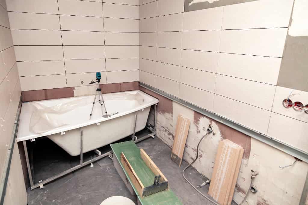 What Kind of Floor Goes Under a Bathtub? – Tips from Handyman